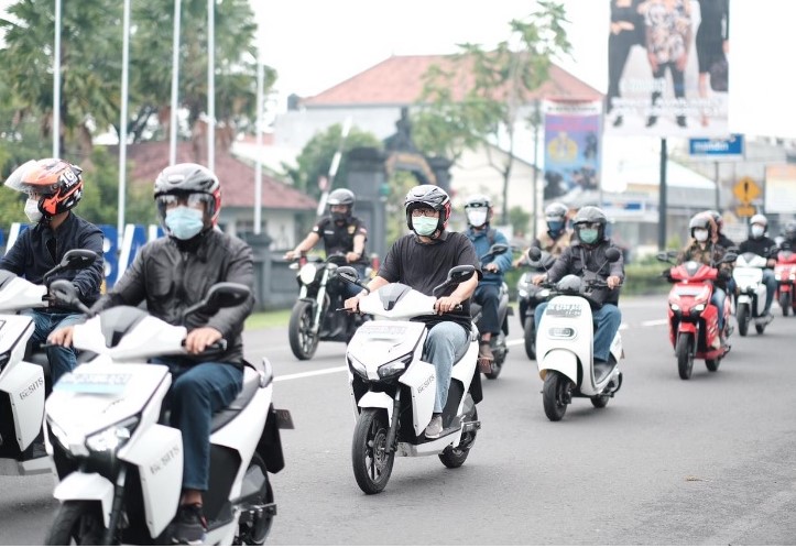 Tips #Cari_ Aman Berkendara Di Era Penggunaan Sepeda Motor Listrik