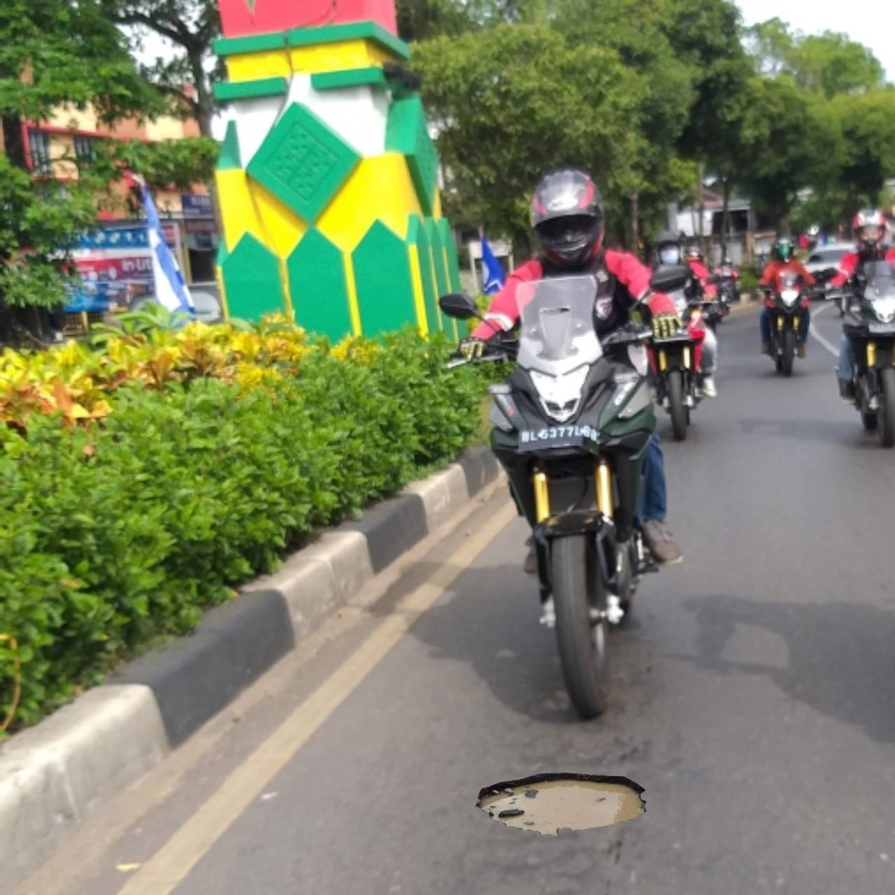 Tips Aman Saat Melewati Jalan Berlubang