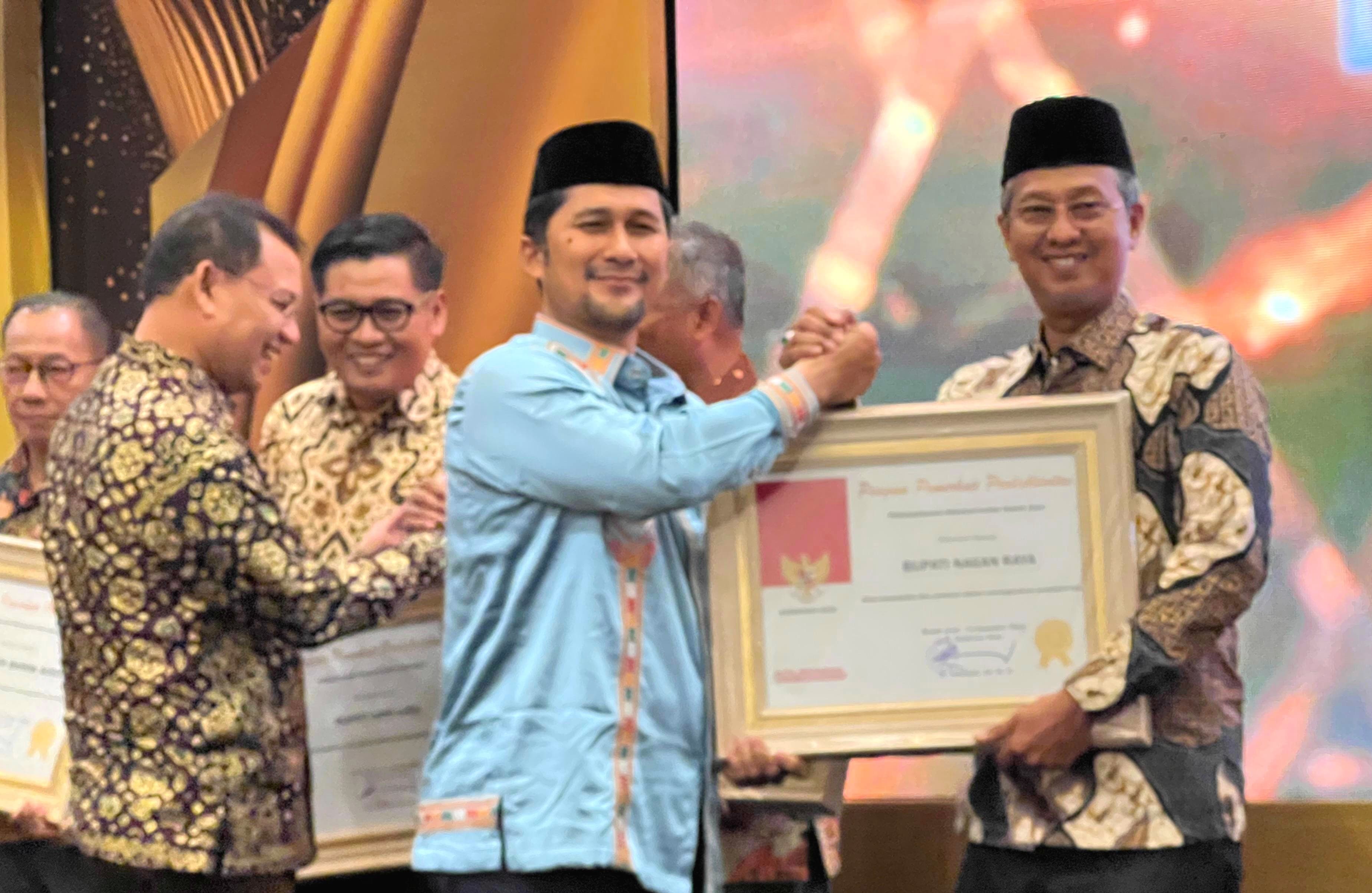 Pj. Bupati Nagan Raya Terima Penghargaan Siddhakarya Tahun 2024